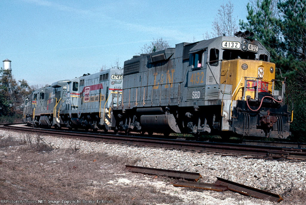Seaboard System GP38-2 #4132 leads southbound train #385